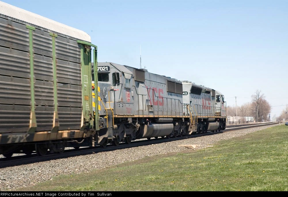 KCS 7021 trails 3142